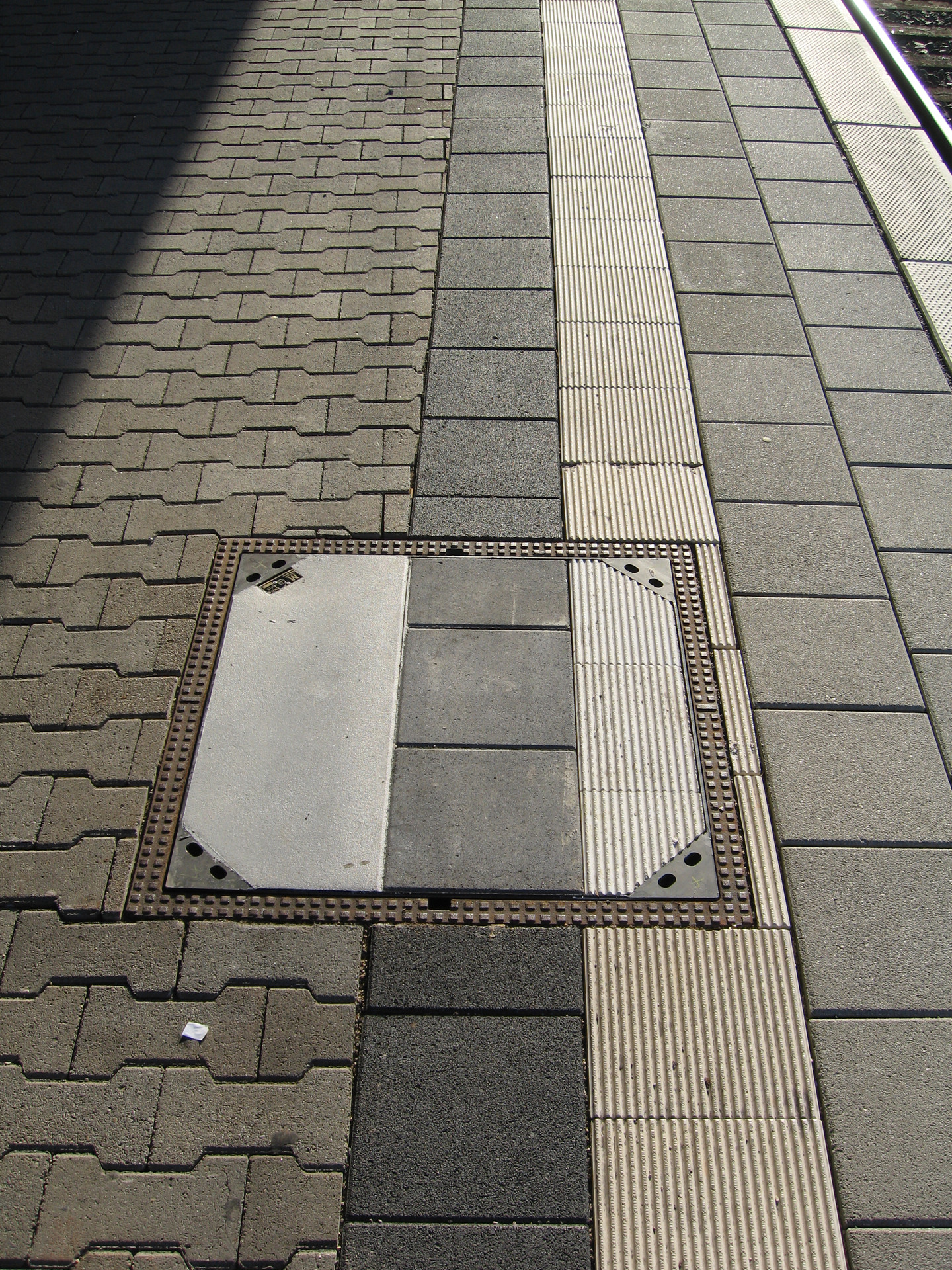 Schachtabdeckungen auspflastern | Steinhart