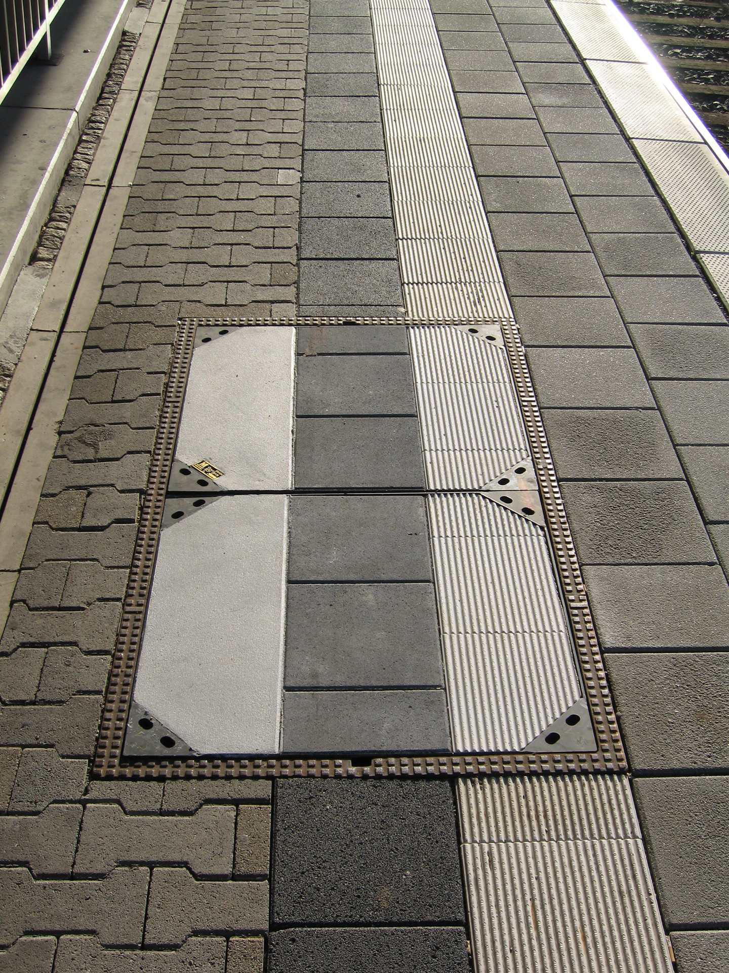 Schachtabdeckungen auspflastern | Steinhart