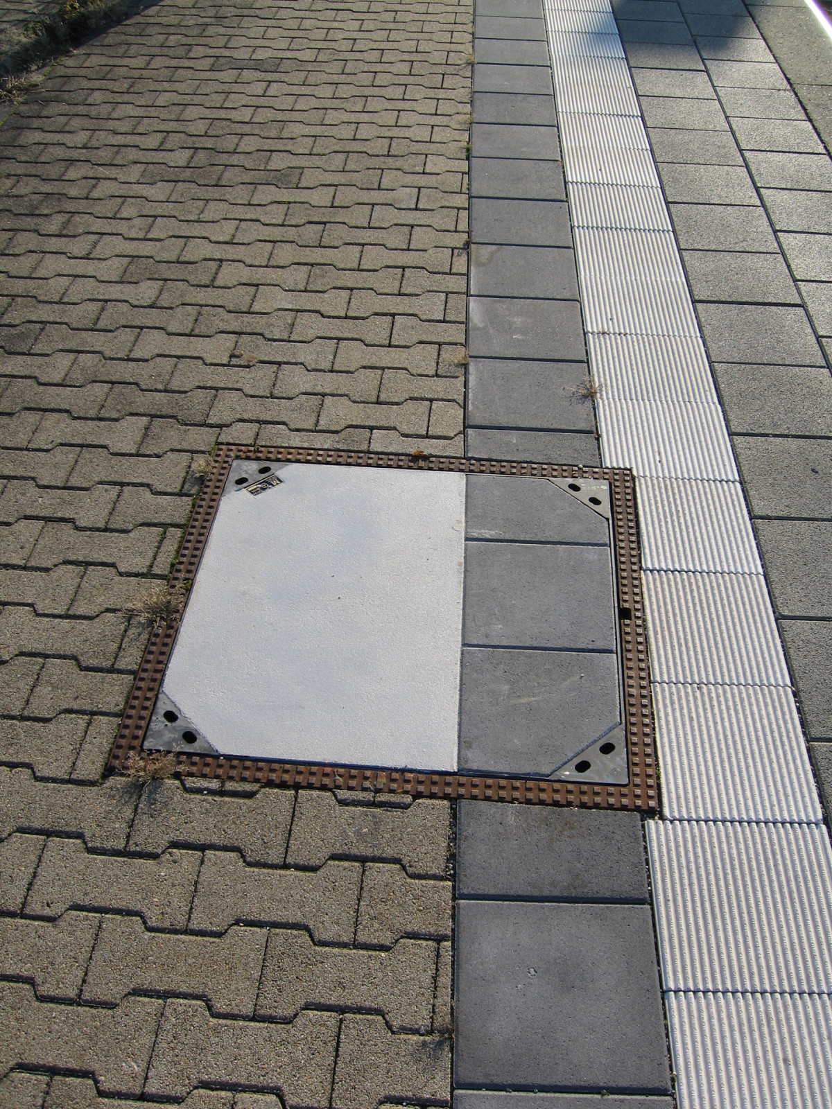 Schachtabdeckungen auspflastern | Steinhart